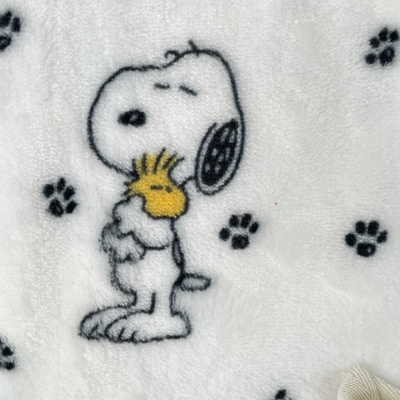 Peanuts | Bedding | Peanuts Snoopy Paw Print Throw Blanket White 9x90 ...